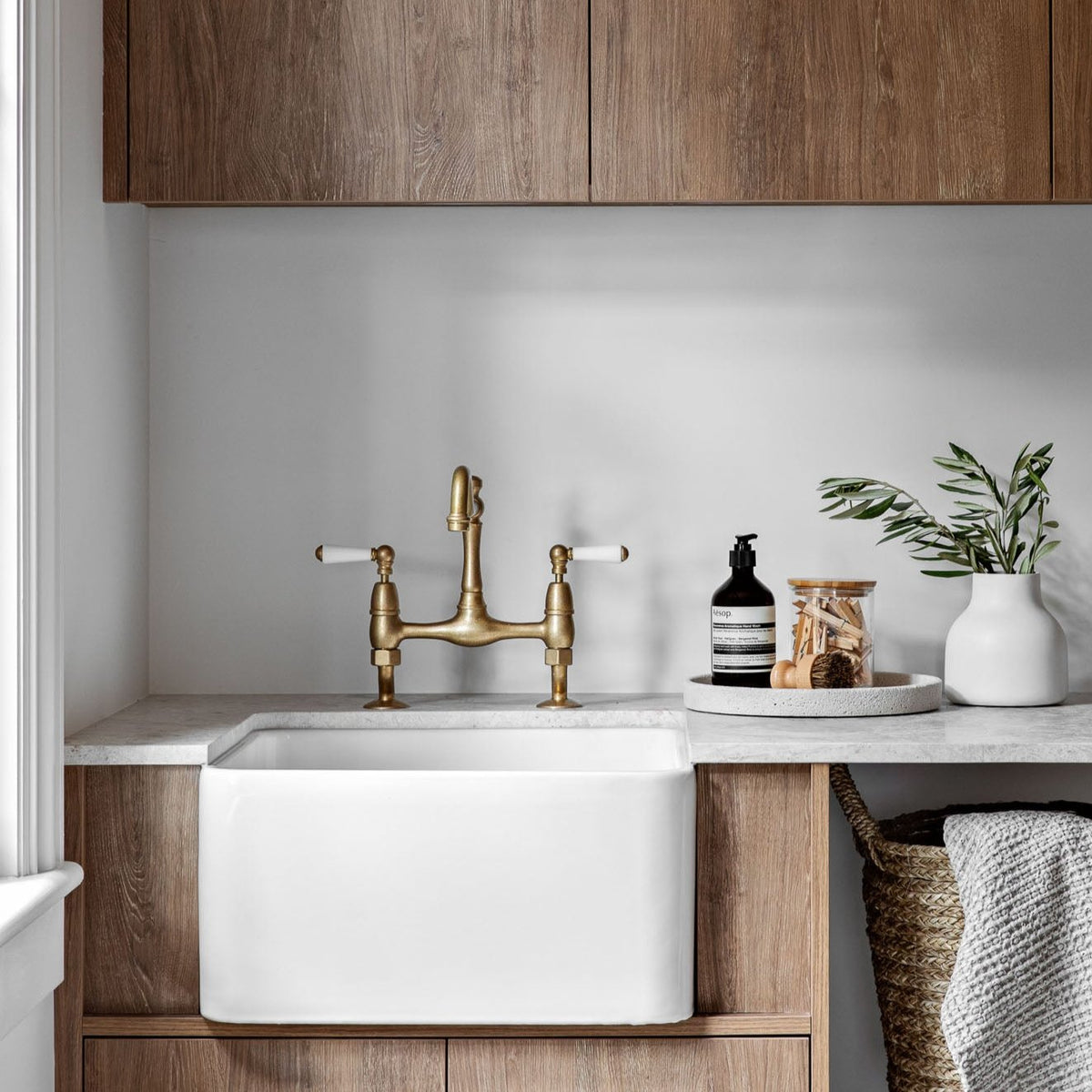 Novi 50 x 46 Fine Fireclay Gloss White Farmhouse Butler Sink – Ava Home ...